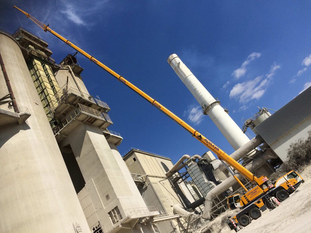 Louer une grue de levage 100T avec opérateur - Acoleva